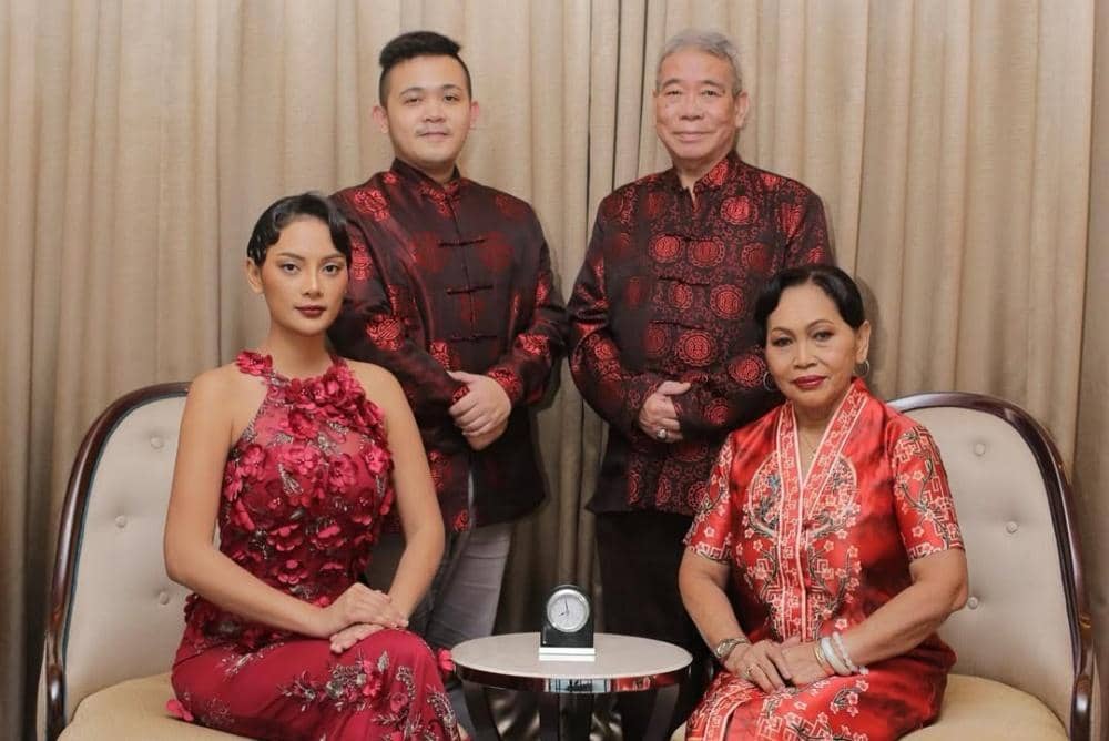 6 Fakta Keluarga Erika Carlina, Orang Tuanya Beda Agama | POPBELA.com