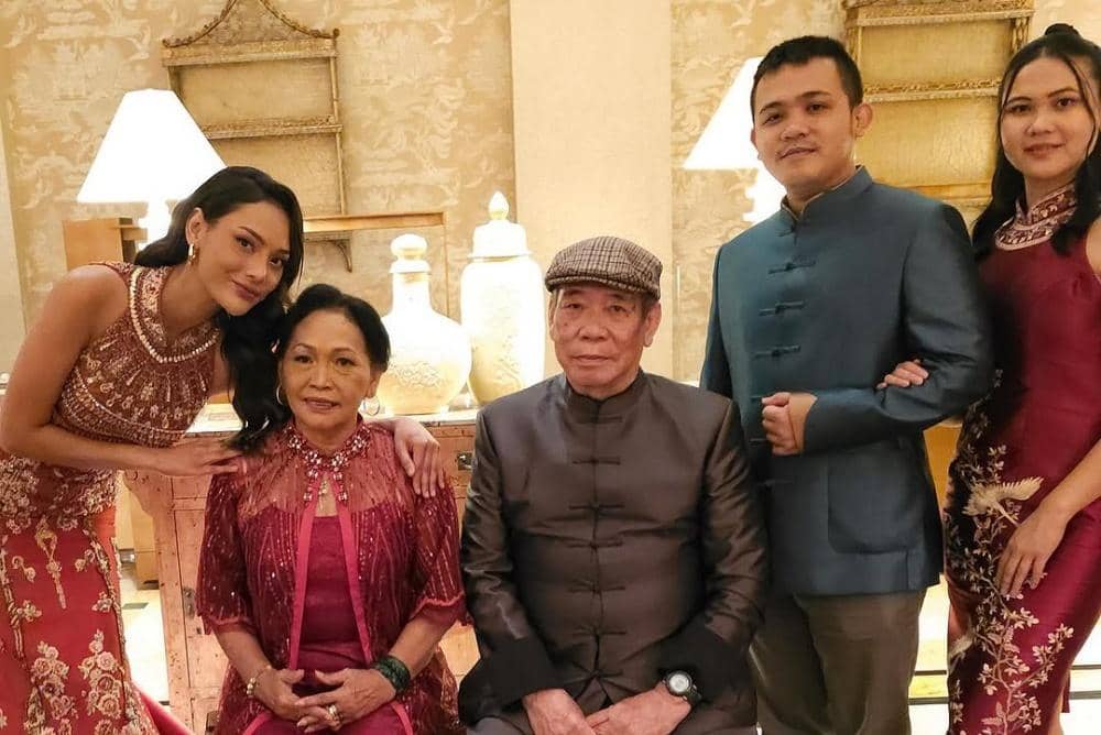6 Fakta Keluarga Erika Carlina, Orang Tuanya Beda Agama | Popbela.com