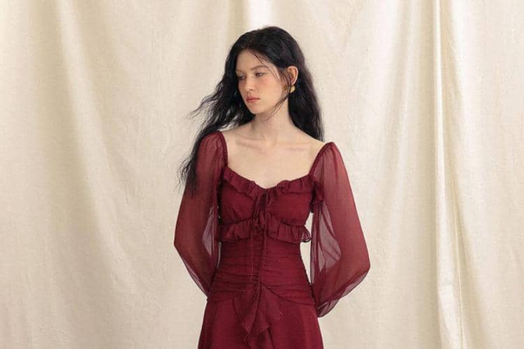 Tampil Elegan Pakai Dress Warna Burgundy | Popbela.com
