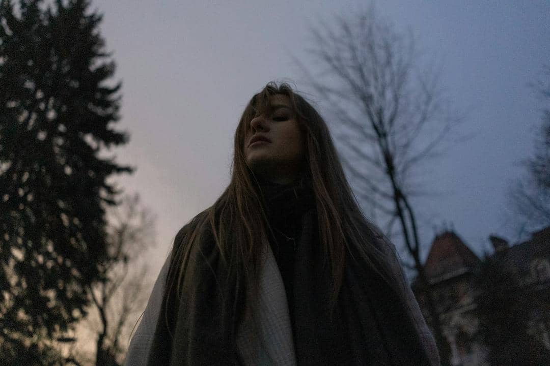 50 Kata-Kata Sad Vibes yang Menyakitkan, Bikin Nyesek! | POPBELA.com