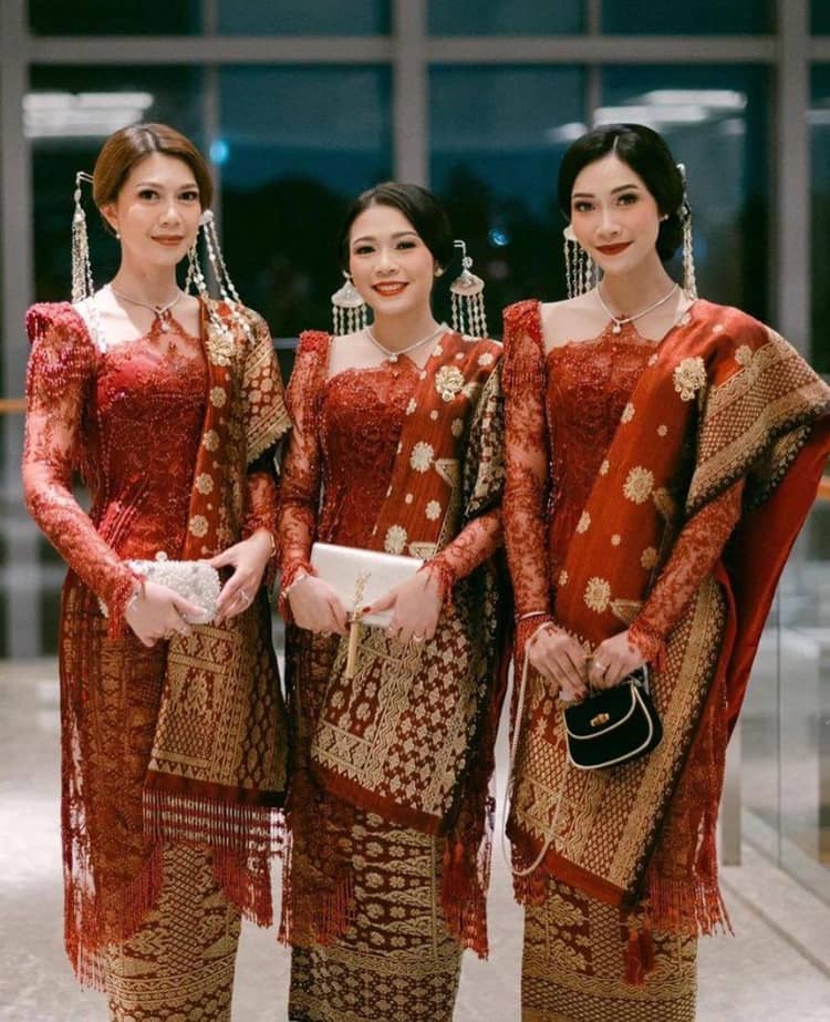 5 Inspirasi Model Kebaya Warna Terakota yang Elegan | Popbela.com