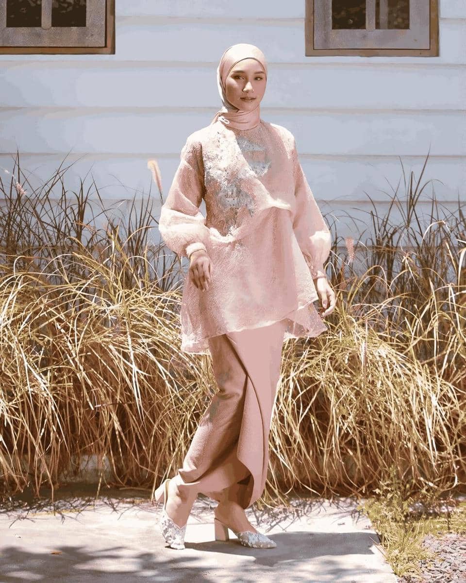 8 Model Kebaya Modern Hijab Terbaru yang Anggun | POPBELA.com