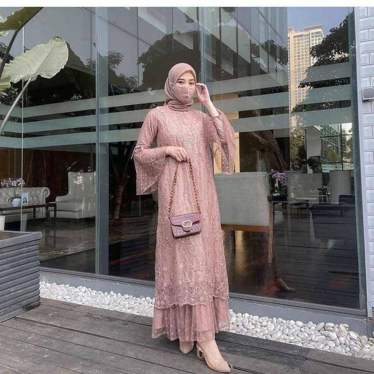 8 Model Gamis Dress Brokat Terbaru 2025, Modern dan Kekinian | Popbela.com