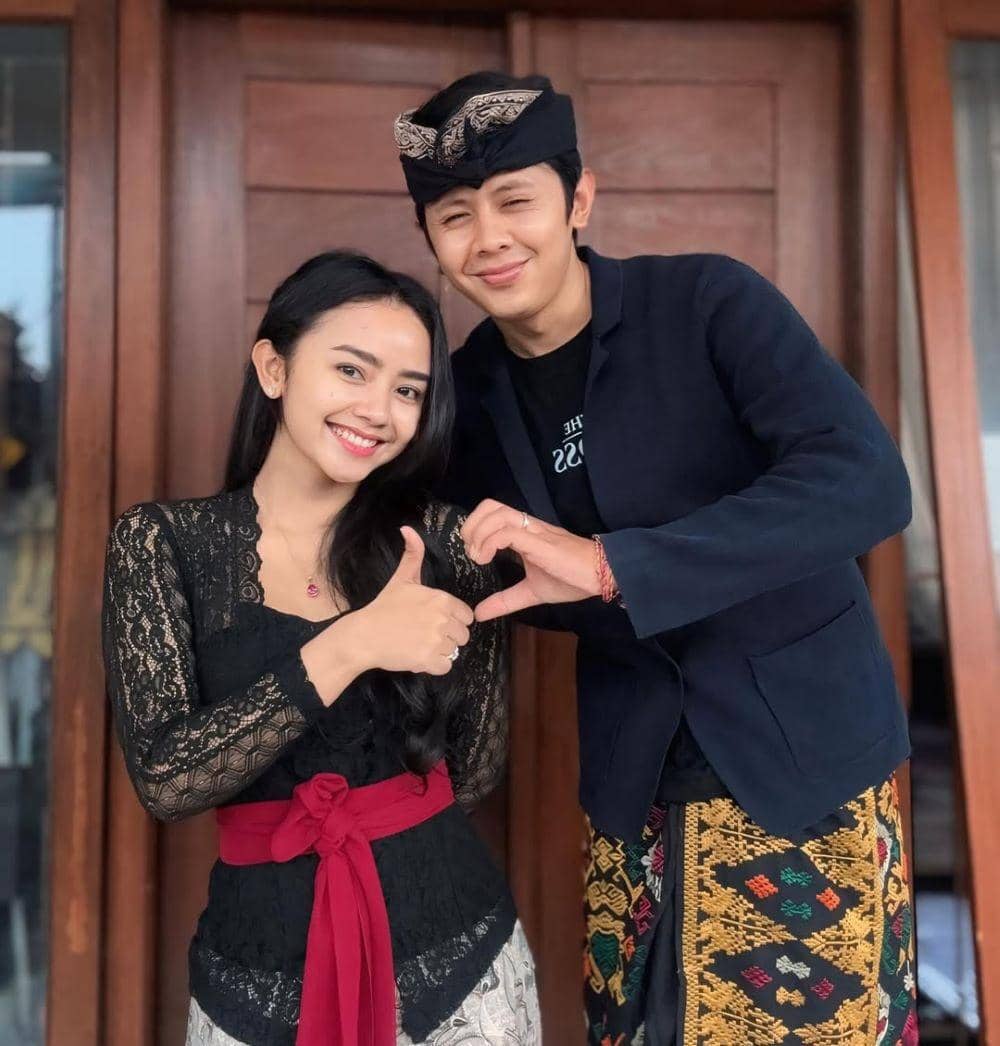 7 Potret Ayu Puspa & Suami, Viral Karena 'Kim Seon Ho Smile' | POPBELA.com