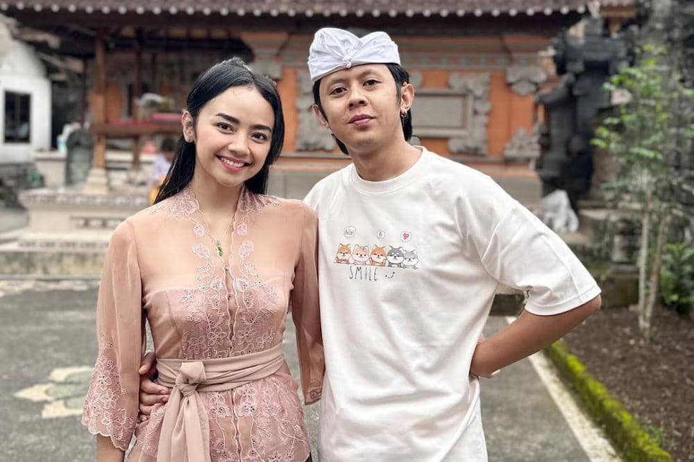 7 Potret Ayu Puspa & Suami, Viral Karena 'Kim Seon Ho Smile' | POPBELA.com