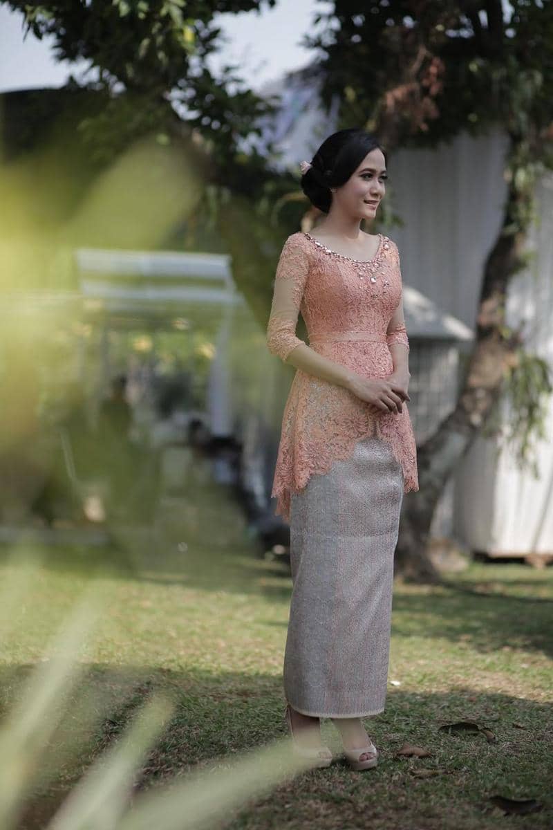 Kebaya Warna Peach Tua yang Anggun dan Elegan | Popbela.com