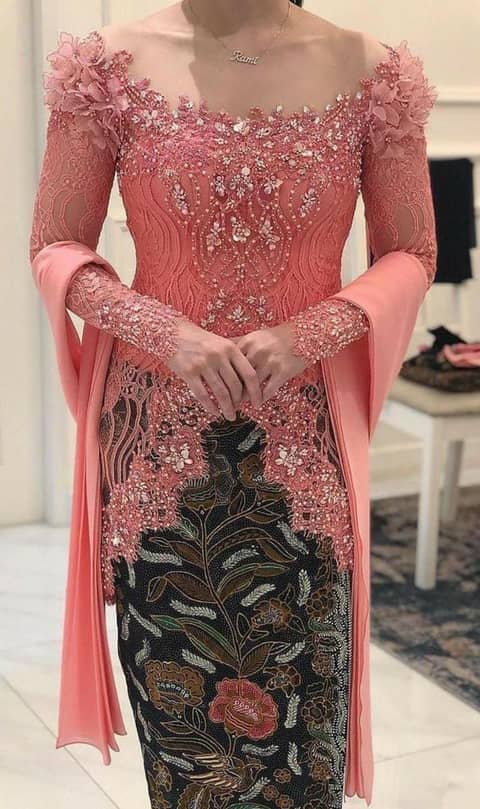 Kebaya Warna Peach Tua yang Anggun dan Elegan | Popbela.com