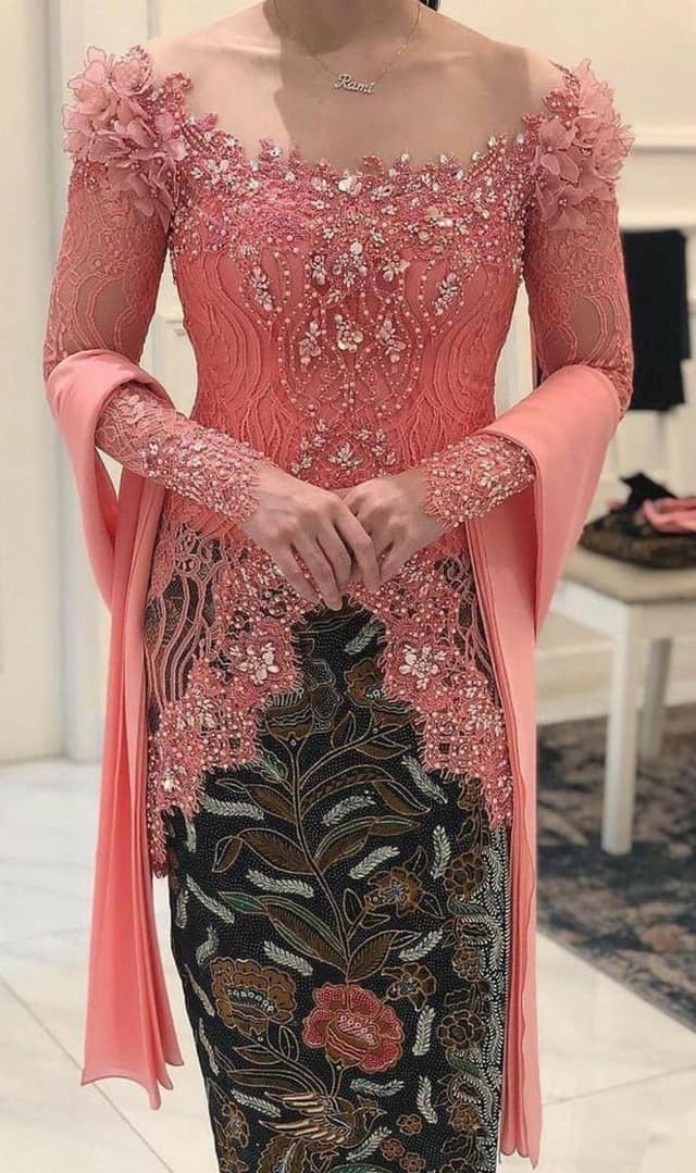 Kebaya Warna Peach Tua yang Anggun dan Elegan | Popbela.com