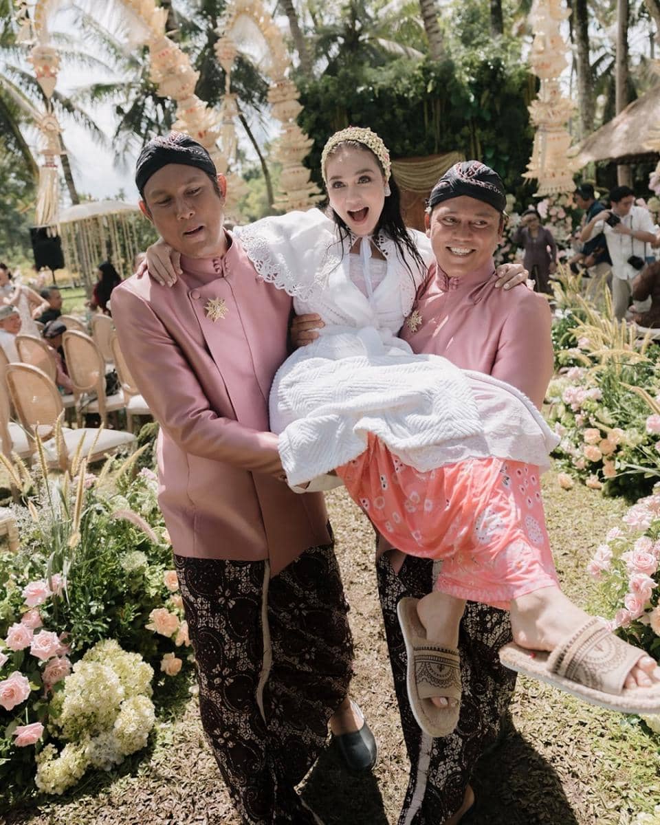 Intip 7 Momen Siraman Luna Maya dan Maxime Bouttier | POPBELA.com