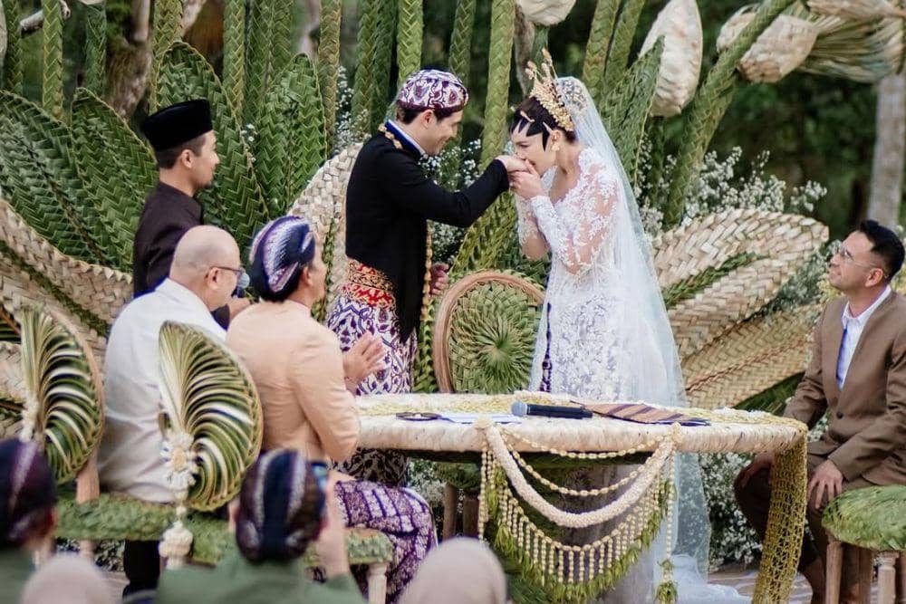 8 Momen Bahagia Akad Nikah Luna Maya dan Maxime Bouttier di Bali | POPBELA.com