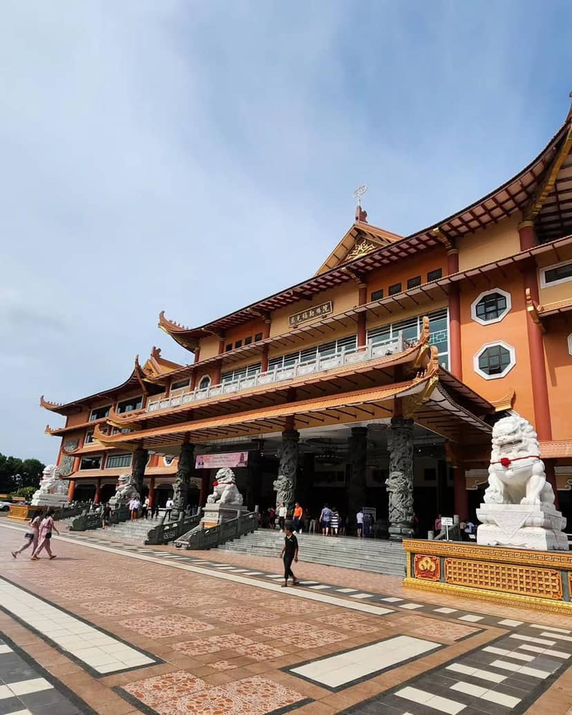 5 Fakta Menarik Maha Vihara Maitreya, Terbesar di Indonesia | POPBELA.com