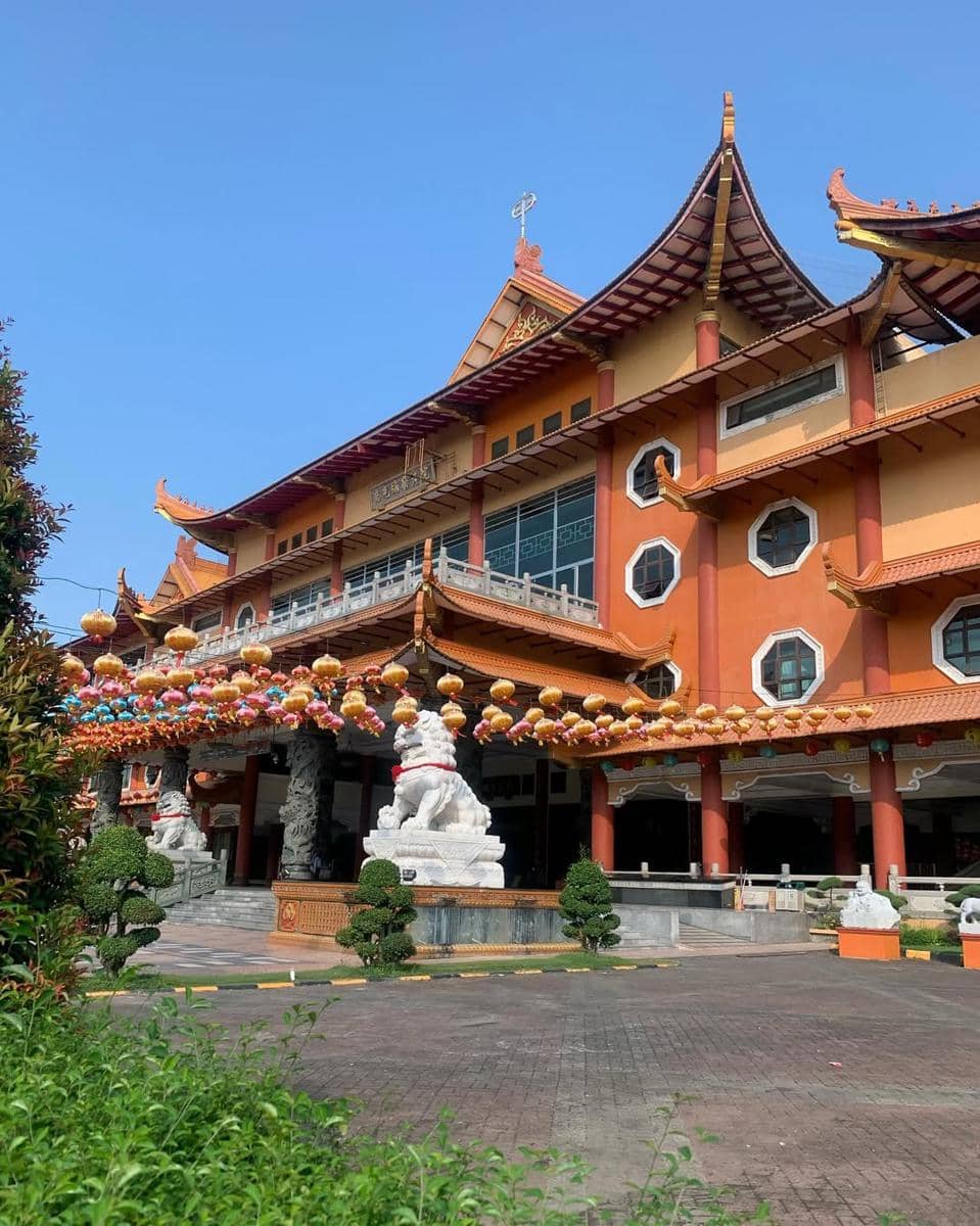 5 Fakta Menarik Maha Vihara Maitreya, Terbesar di Indonesia | POPBELA.com