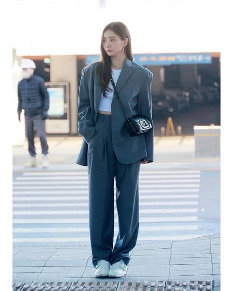 Gaya Asli Shin Sae Kyeong, Model di Video Musik Jin 'BTS' Terbaru ...