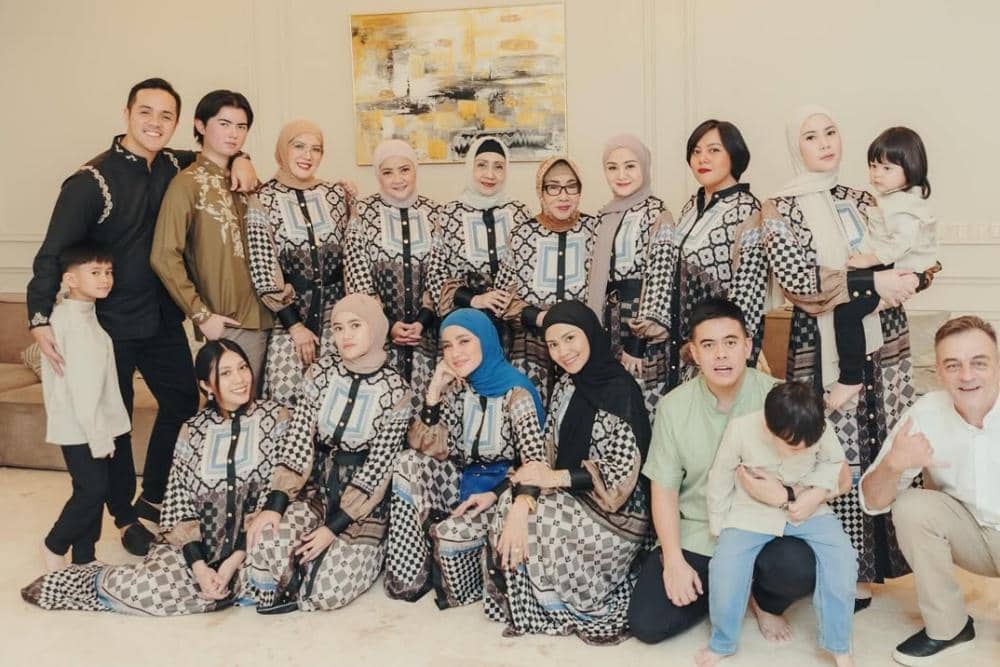 5 Fakta Keluarga Olla Ramlan, Punya 10 Saudara dari Ibu Berbeda! | POPBELA.com