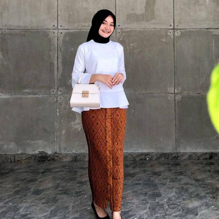 7 OOTD Rok Plisket Kebaya Coklat, Elegan dan Anggun! | POPBELA.com