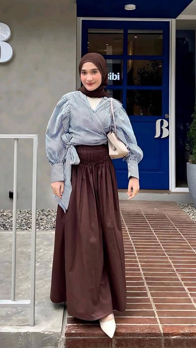 10 Inspirasi OOTD Warna Coklat Mahogany, Stylish dan Elegan | Popbela.com