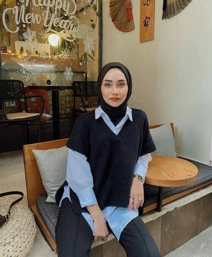 5 OOTD Vest Hitam Hijab yang Stylish untuk Tampilan Kasual | Popbela.com