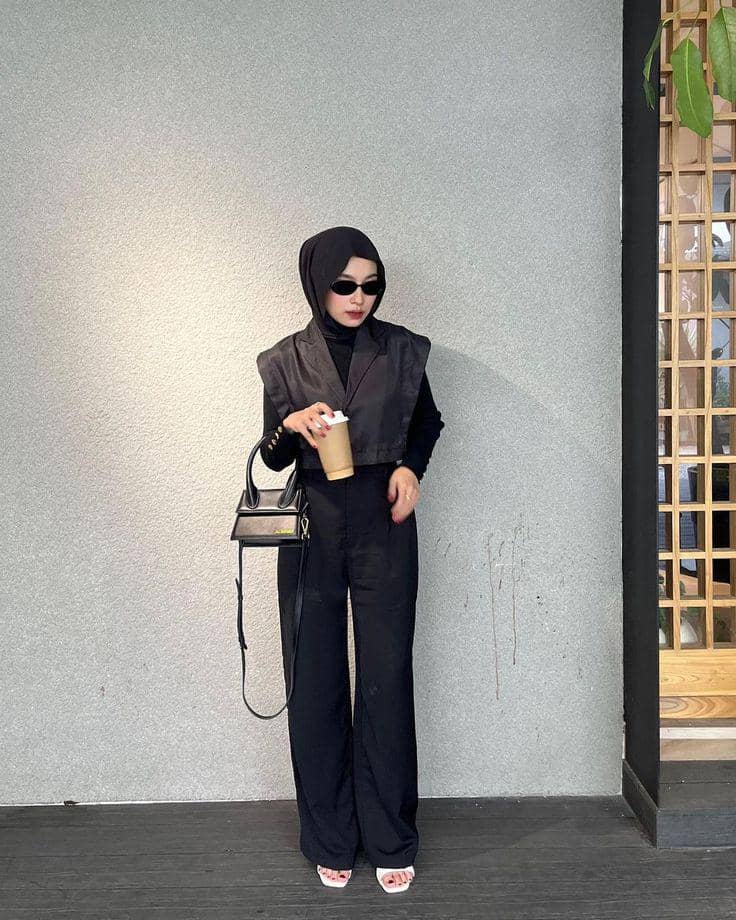 5 OOTD Vest Hitam Hijab yang Stylish untuk Tampilan Kasual | Popbela.com