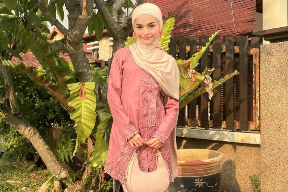 5 Inspirasi OOTD Rok Plisket Kebaya Pink yang Menawan | POPBELA.com