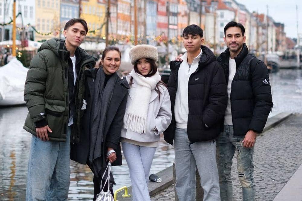 7 Fakta Keluarga Darius Sinathrya, Punya Adik yang Mualaf | POPBELA.com