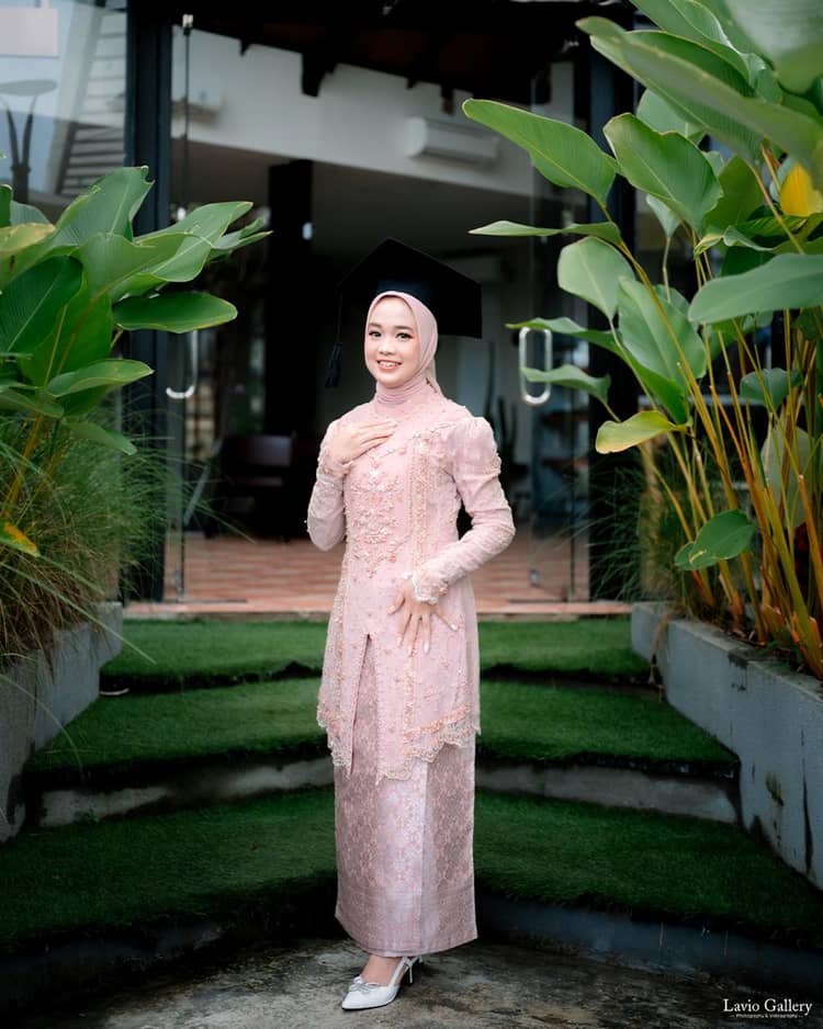 5 Model Kebaya Warna Peach Modis yang Bisa Jadi Inspirasimu | Popbela.com