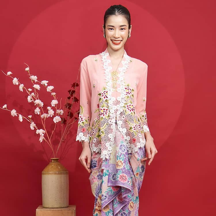 5 Model Kebaya Warna Peach Modis yang Bisa Jadi Inspirasimu | Popbela.com