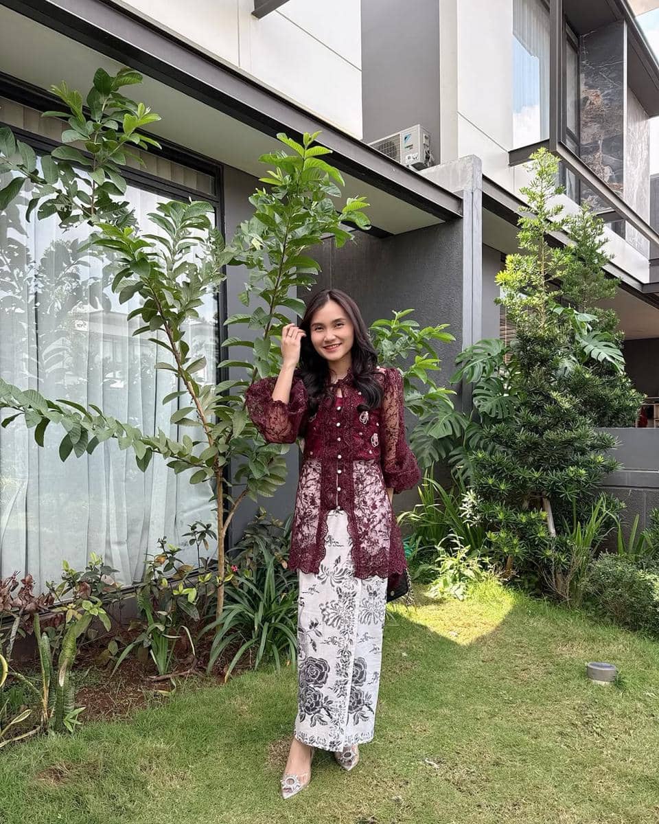 Rok Span Batik Cocok dengan Baju Warna Apa? Ikuti 5 Kombinasi Warna ...