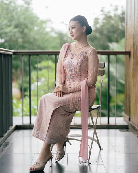 Deretan Model Cantik Kebaya Warna Pink Soft Modern, Stunning! | Popbela.com