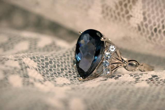 Berapa Harga Batu Blue Safir Asli? Ini Kisarannya | Popbela.com