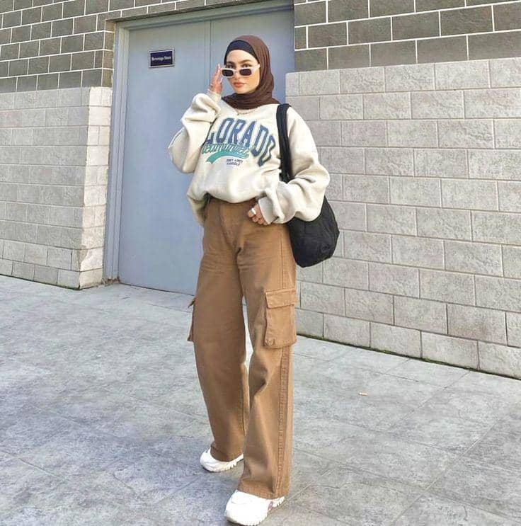 16 Baju yang Cocok untuk Celana Cargo Perempuan, Stylish! | Popbela.com
