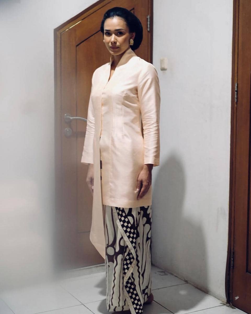 5 Inspirasi Model Kebaya Polos Simpel tapi Mewah | Popbela.com