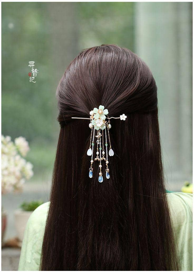 5 Ide Gaya Rambut dengan Hair Stick untuk Tampil Rapi dan Elegan ...