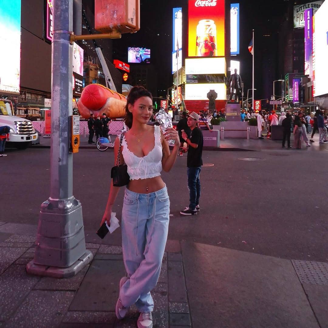 8 Ide OOTD a La Erika Carlina yang Selalu Stylish | Popbela.com