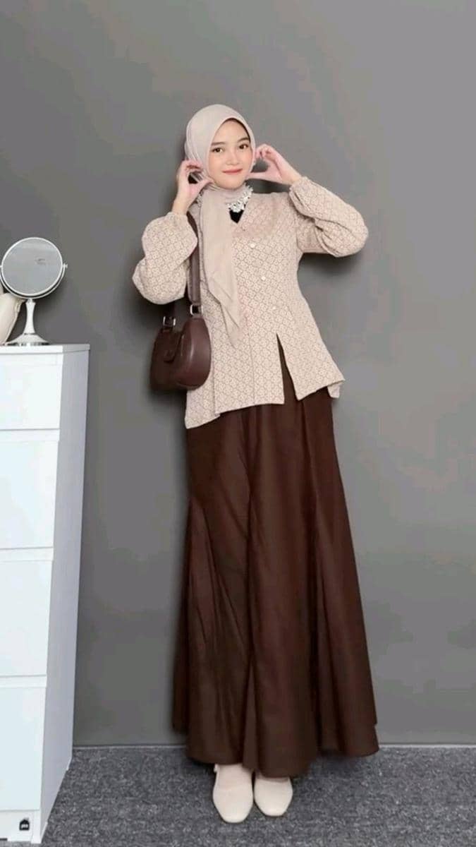 10 Inspirasi OOTD Warna Coklat Mahogany, Stylish dan Elegan | Popbela.com