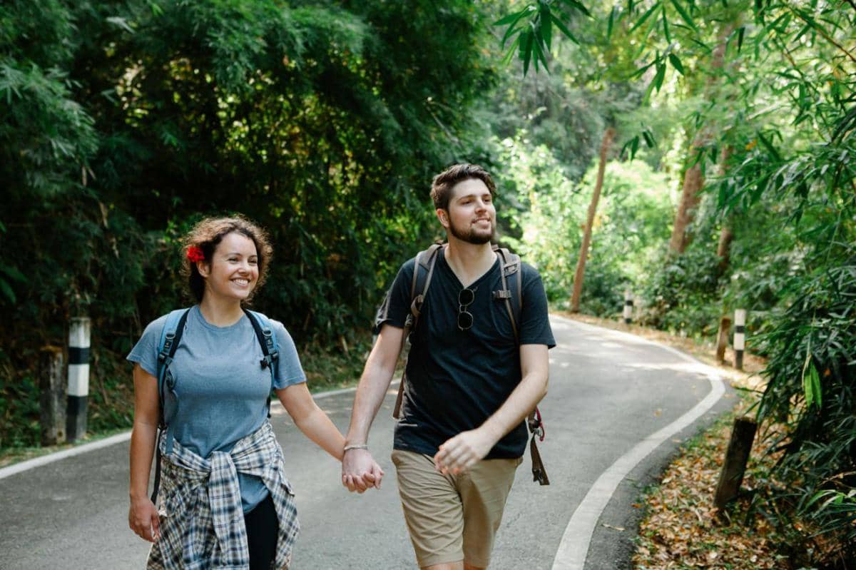 13 Ciri Wanita Suka Sama Kita Tapi Dia Cuek, Lebih Peka Yuk! | Popbela.com