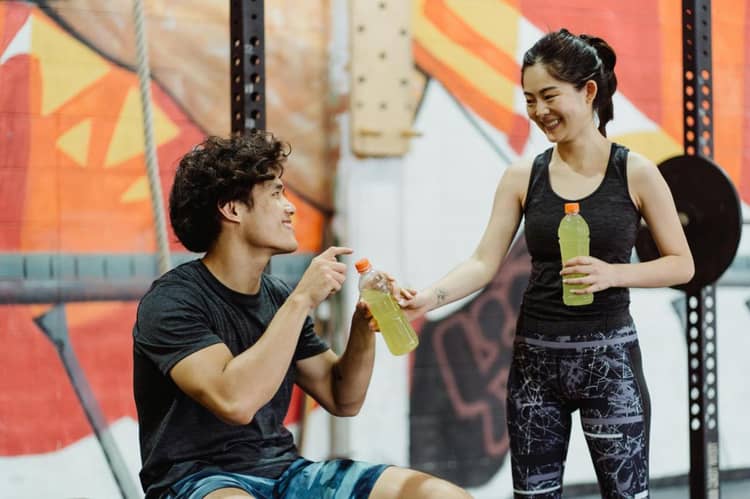 13 Ciri Wanita Suka Sama Kita Tapi Dia Cuek, Lebih Peka Yuk! | Popbela.com