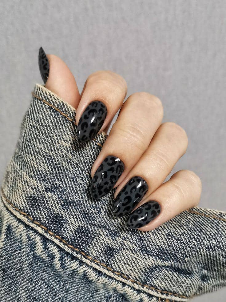 11 Inspirasi Nail Art Hitam untuk Tampilan Edgy dan Gothic | Popbela.com