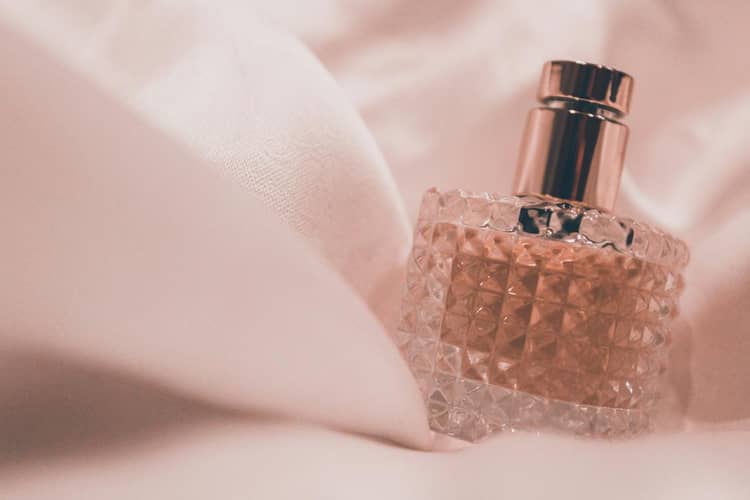 Extrait de Parfum vs Eau de Parfum: Perbedaan, Keunggulan, dan Cara ...