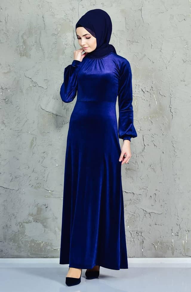 7 Referensi Model Gamis Bahan Velvet Polos dengan Warna Mewah | Popbela.com