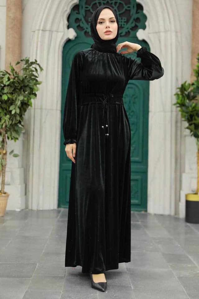 7 Referensi Model Gamis Bahan Velvet Polos dengan Warna Mewah | Popbela.com