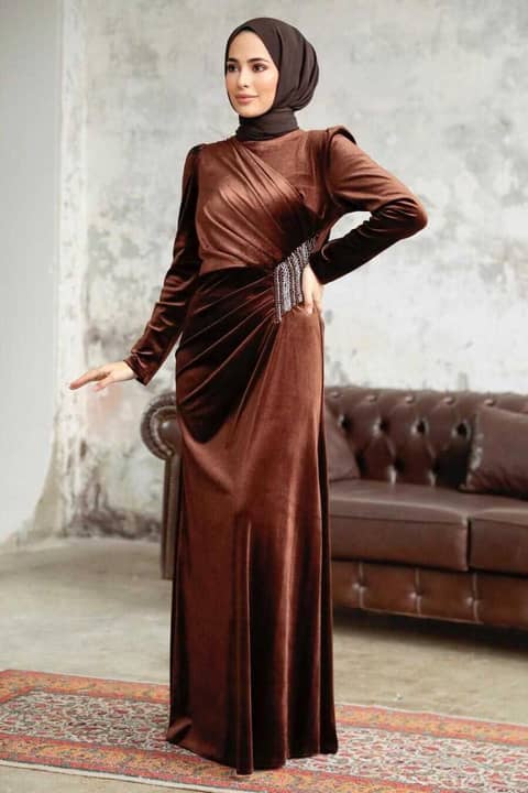 7 Referensi Model Gamis Bahan Velvet Polos dengan Warna Mewah | Popbela.com
