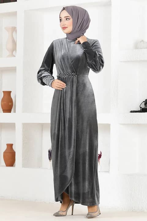 7 Referensi Model Gamis Bahan Velvet Polos dengan Warna Mewah | Popbela.com