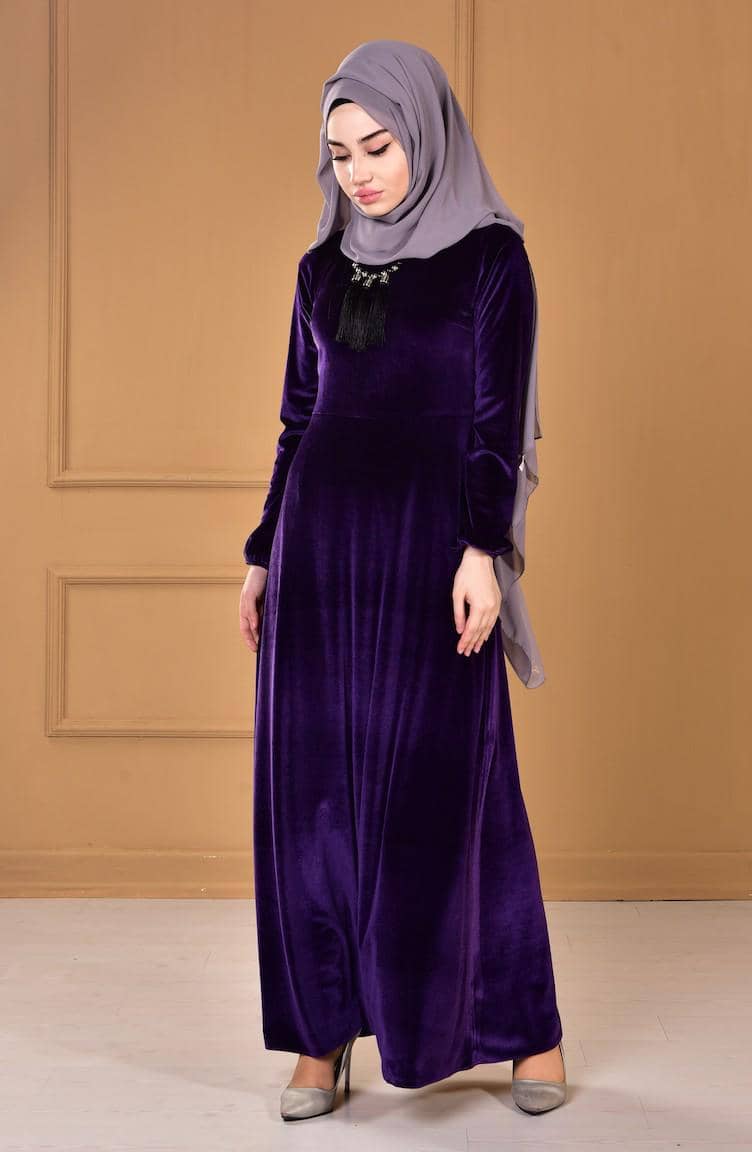7 Referensi Model Gamis Bahan Velvet Polos dengan Warna Mewah | Popbela.com