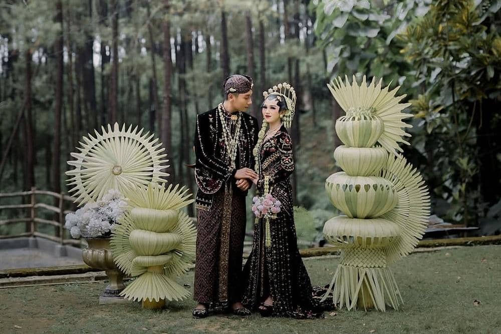 7 Ide Foto Pre-Wedding Adat Jawa Kekinian, Tampil Beda! | Popbela.com