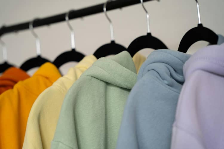 Ciri-Ciri Bahan Polyester, Karakteristik, dan Penggunaannya | Popbela.com