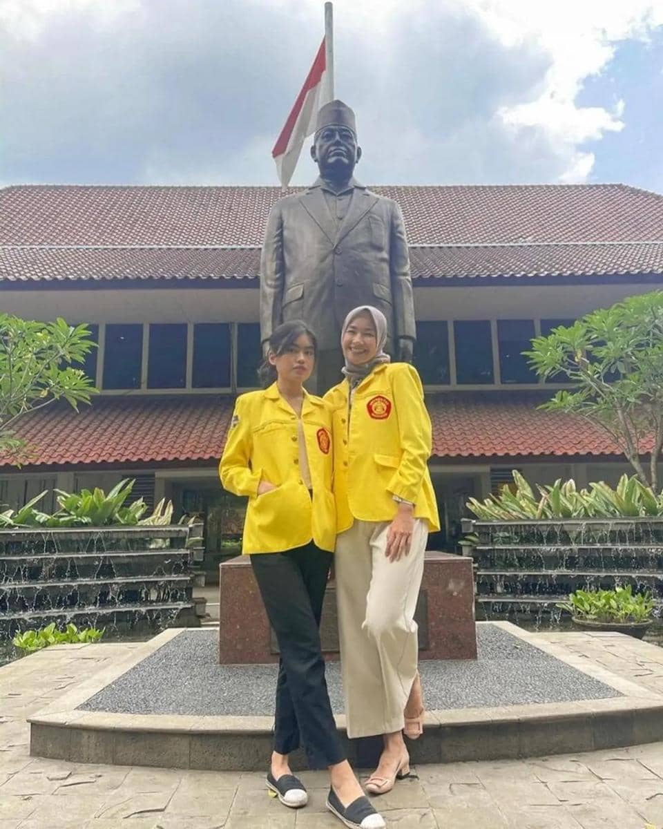 Panduan Memilih Ukuran Jas Almamater yang Tepat Biar Pas di Badan | Popbela.com