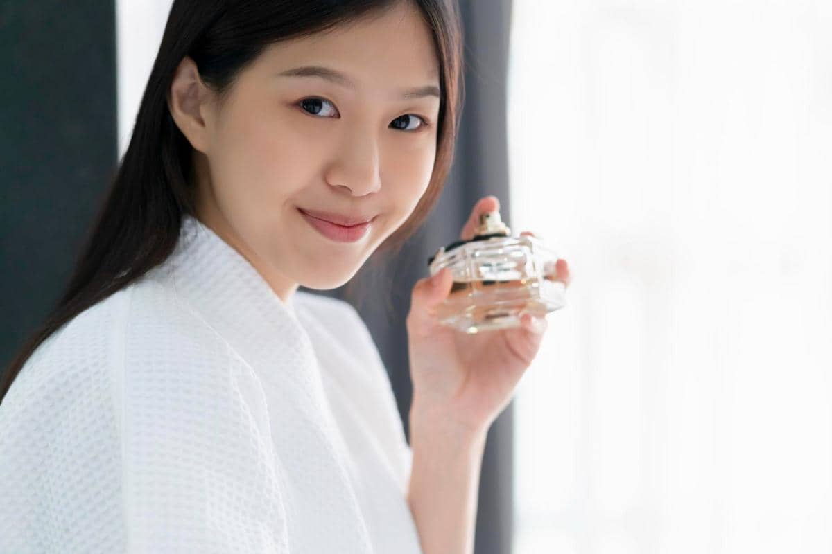 Apakah Boleh Semprot Parfum di Leher? Ini Jawabannya | Popbela.com