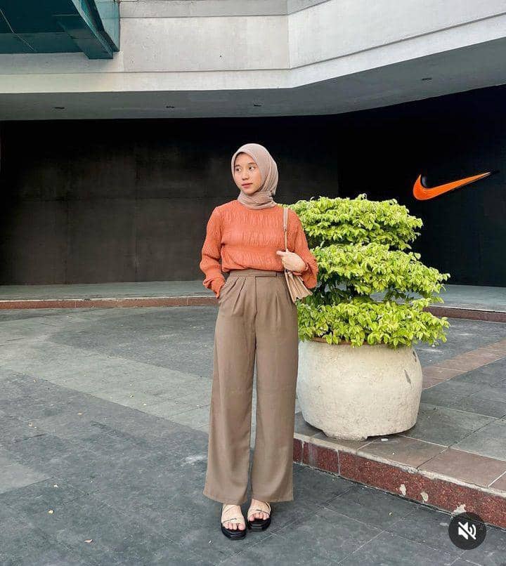 10 Tips Padu-padan Baju Warna Merah Bata | Popbela.com