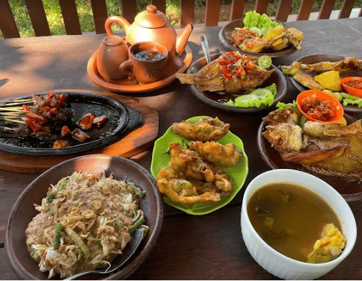 7 Rekomendasi Tempat Makan di Grand Wisata yang Hits 2025, Wajib Coba ...