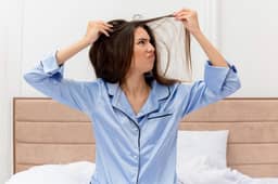 5 Tips Merawat Rambut Tanpa Banyak Produk, Simpel tapi Efektif ...